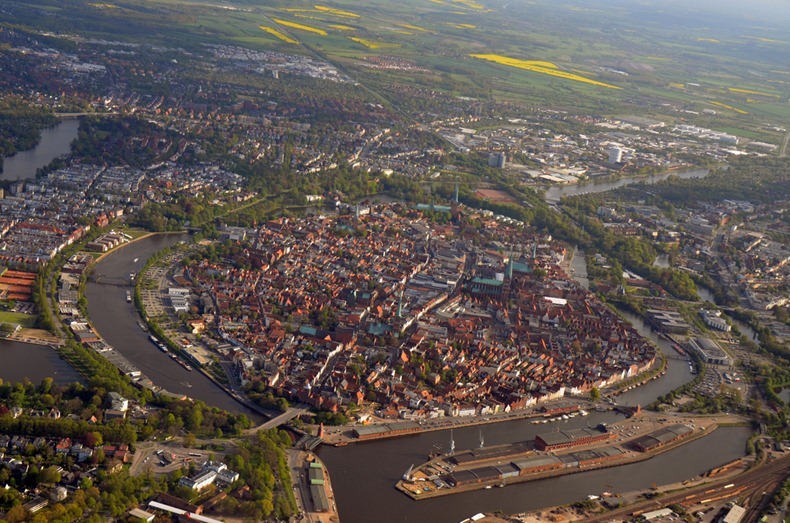 PictoVista: 10 Most Overpopulated Islands In The World